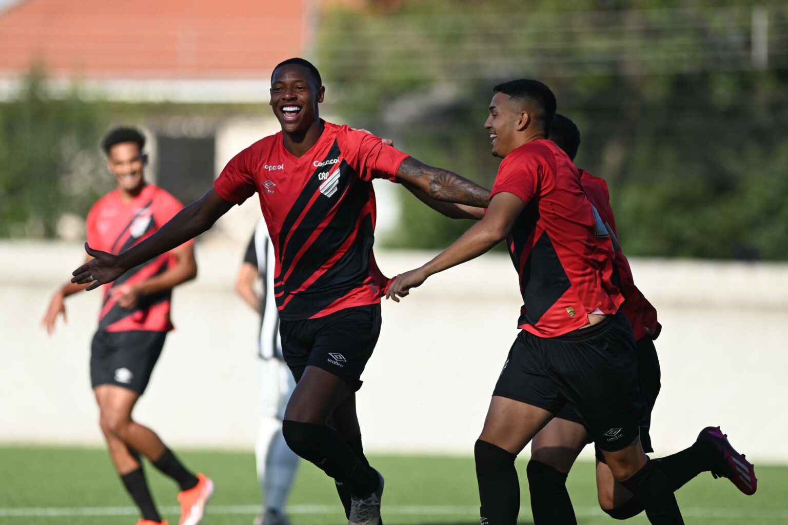 Athletico goleia em casa e assume a vice-liderança do Brasileirão Sub-20