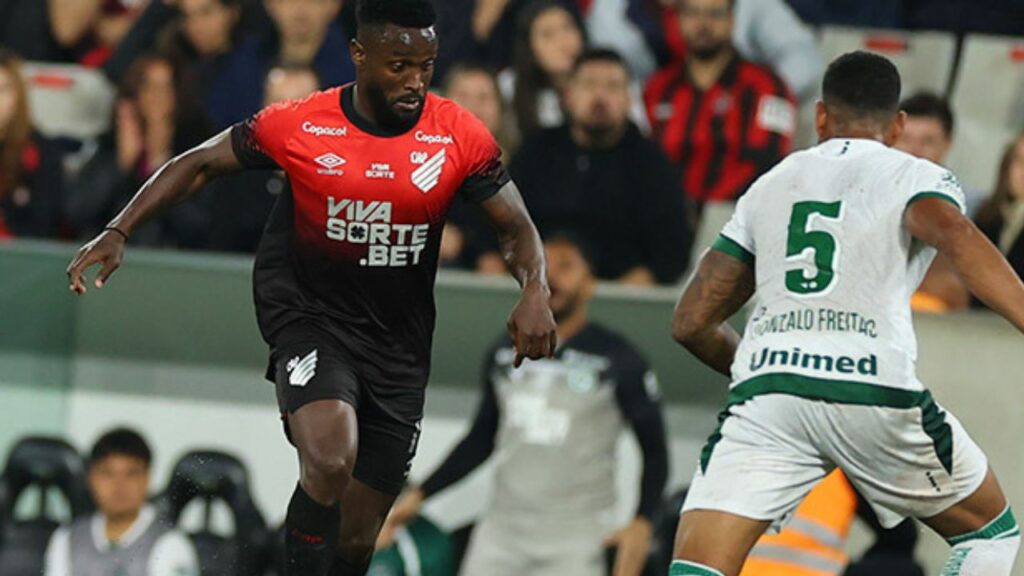 Athletico perde para o Goiás e segue fora do G4 da Série B